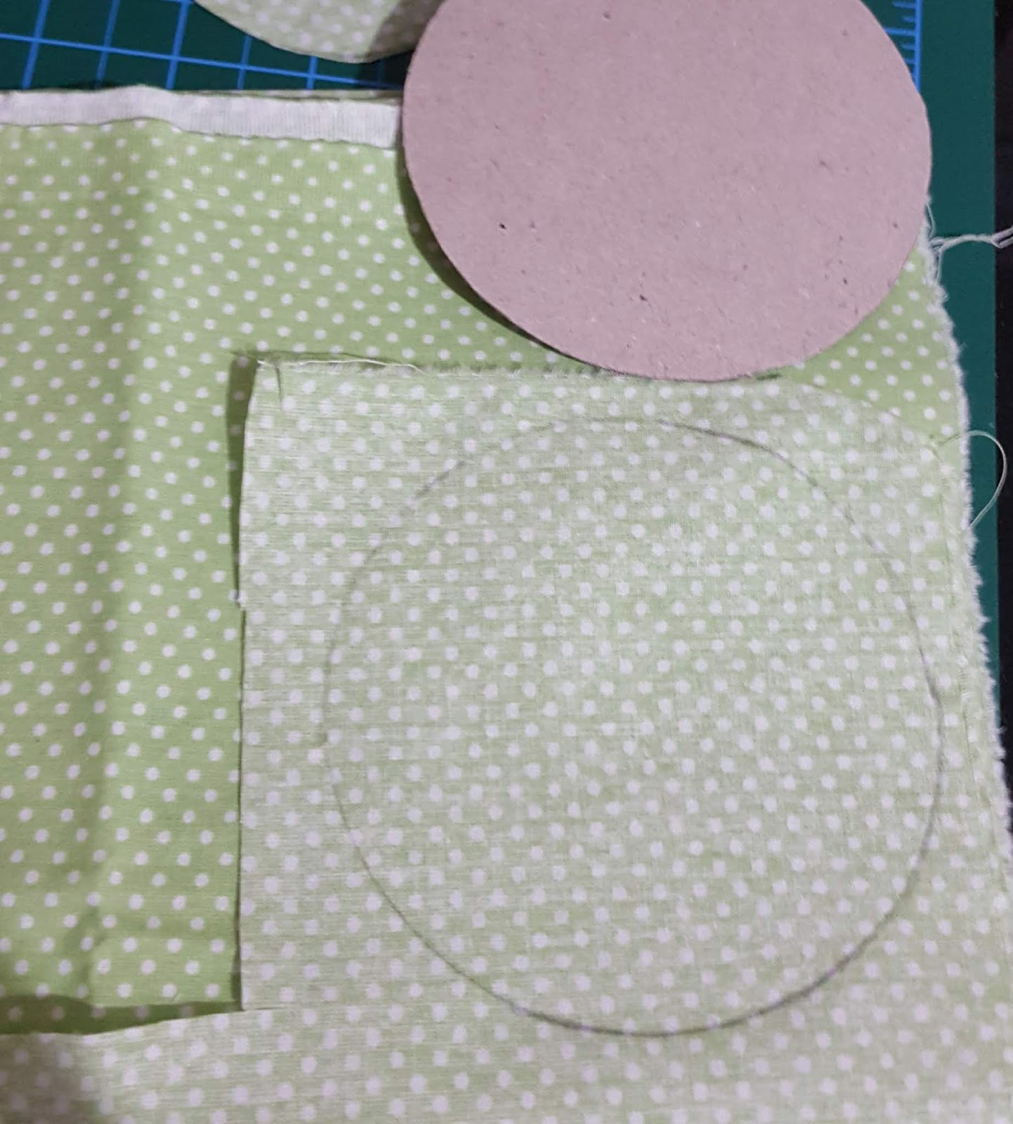 how to make fabric yo-yos: an easy tutorial | All about patchwork and ...