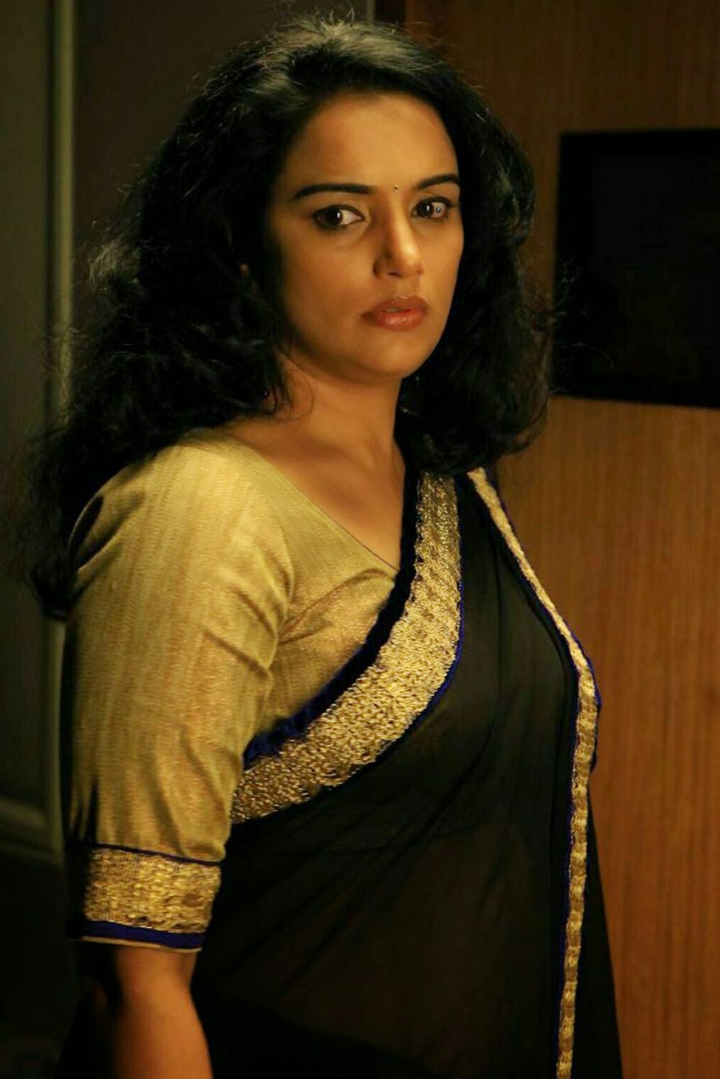 Swetha Menon Spicy Photos in Saree.. - MOVIEEZREEL.BLOGSPOT.COM