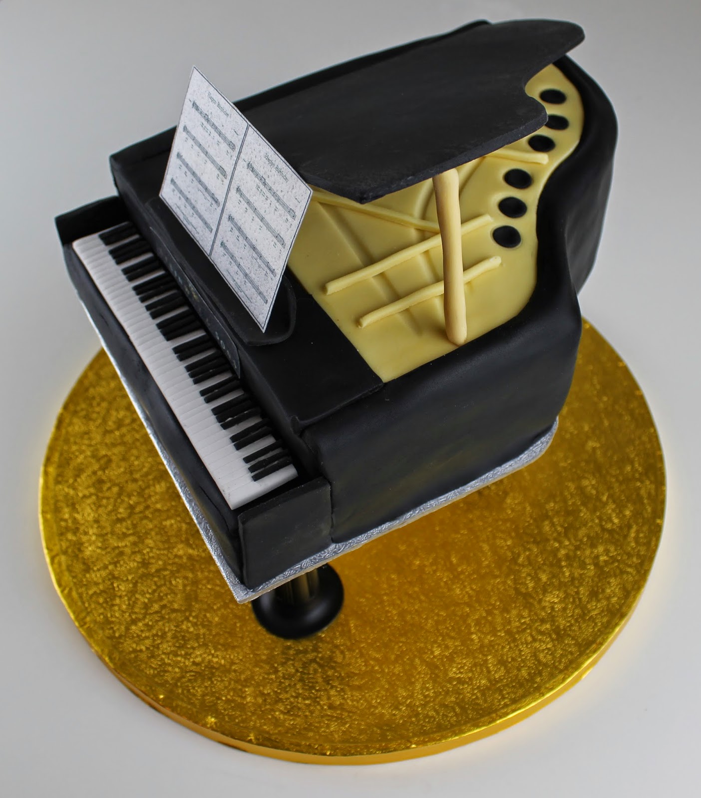 Crescent Cakes ~ by Kath: Grand Piano Cake for Grandad
