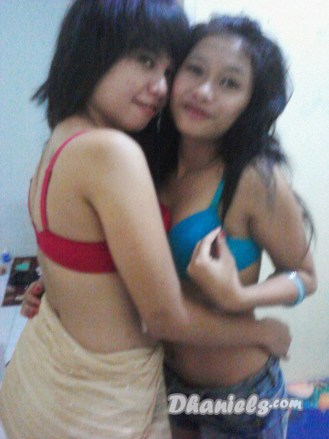 Aksi Pamer BH Duo ABG Cantik, Nanda Dan Vhie - HLOWBOS