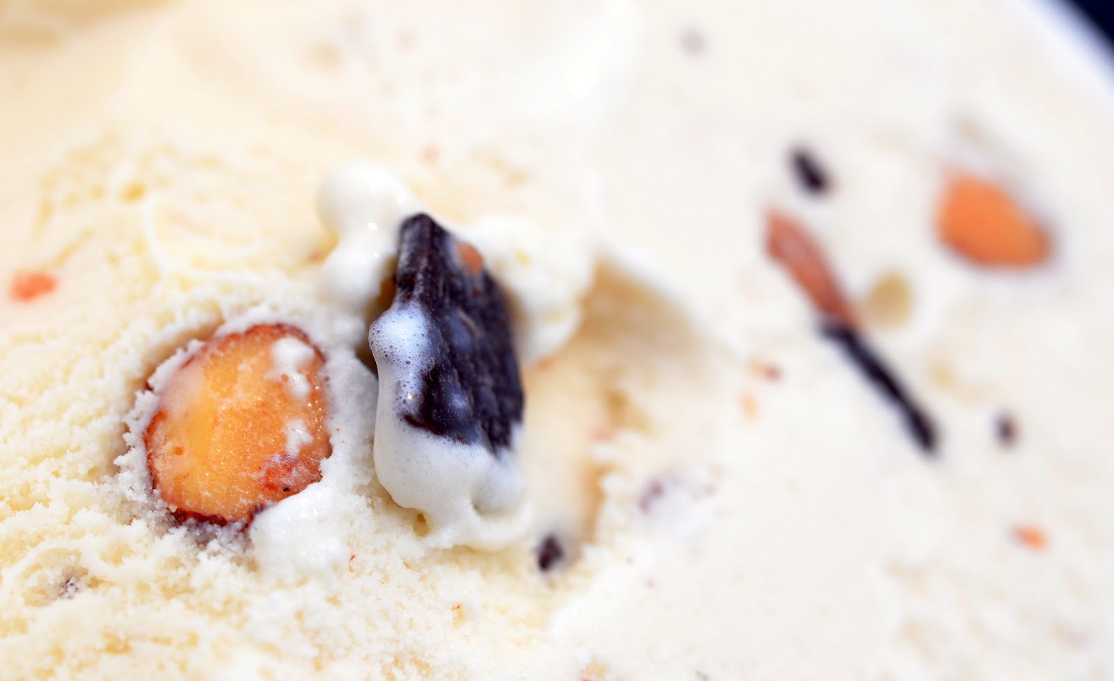 food and ice cream recipes: REVIEW: Blue Bell Moo-llennium Crunch