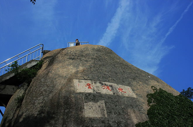 Overview the sea of clouds on the Sunlight Rock | China Tours Online Blog