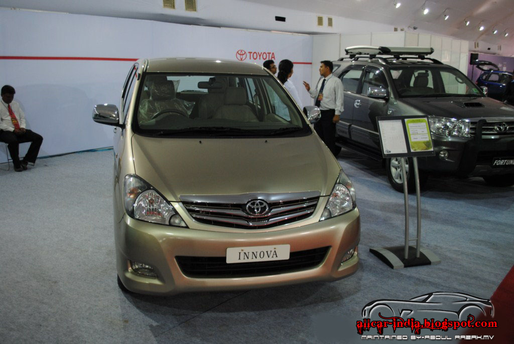 AUTOMOTIVE CRAZE: TOYOTA INNOVA NEW VERSION & OLD VERSION COMPARISON