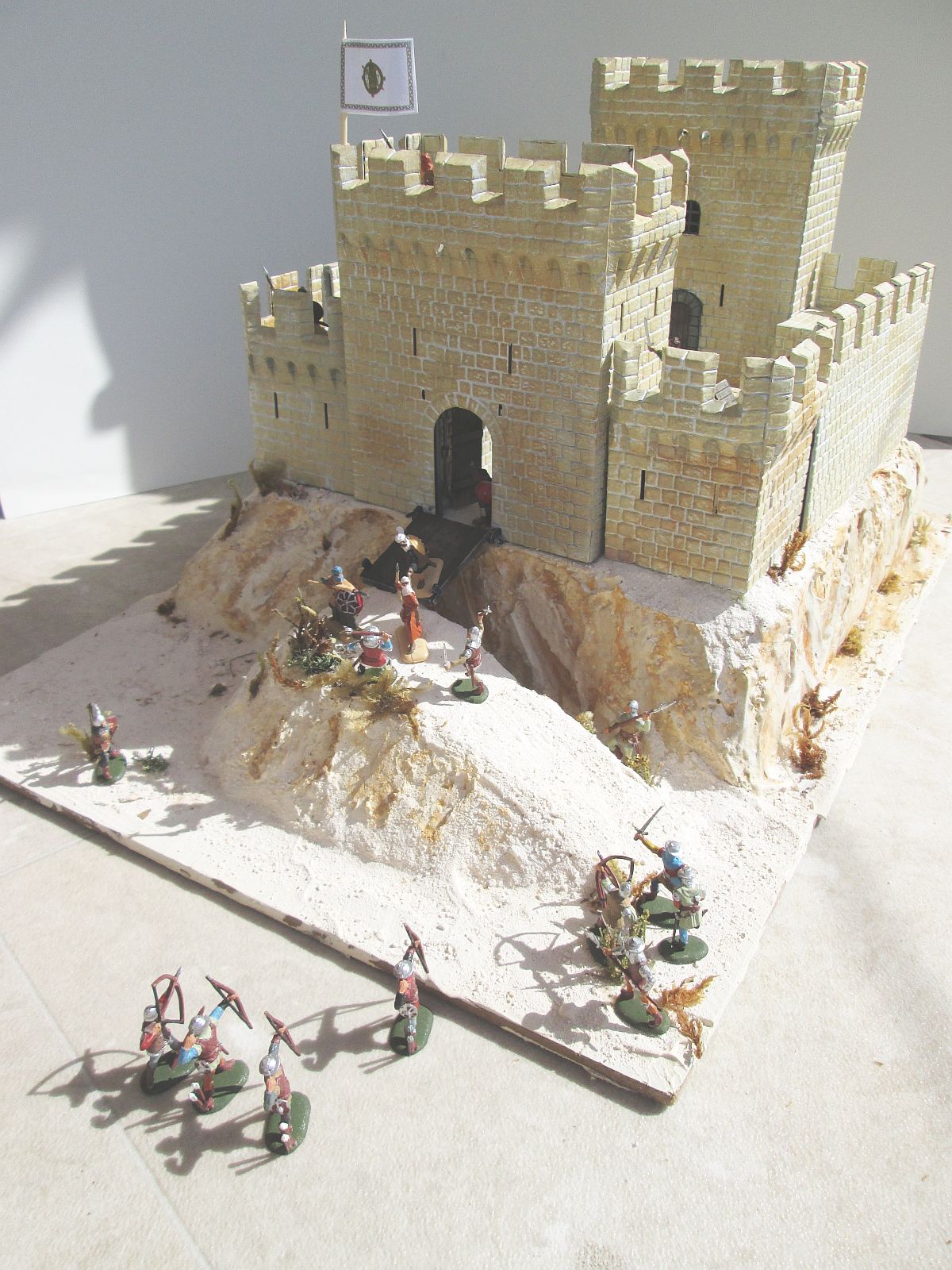 Toy Soldier Chest: Crusader Castle 1/72 MiniArt Fortress 72004