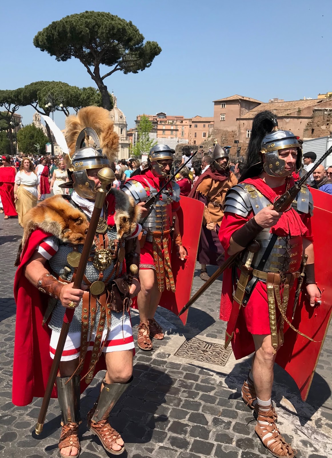 DriveByCuriosity: Photography: Roma Natale - Watching A Roman Parade