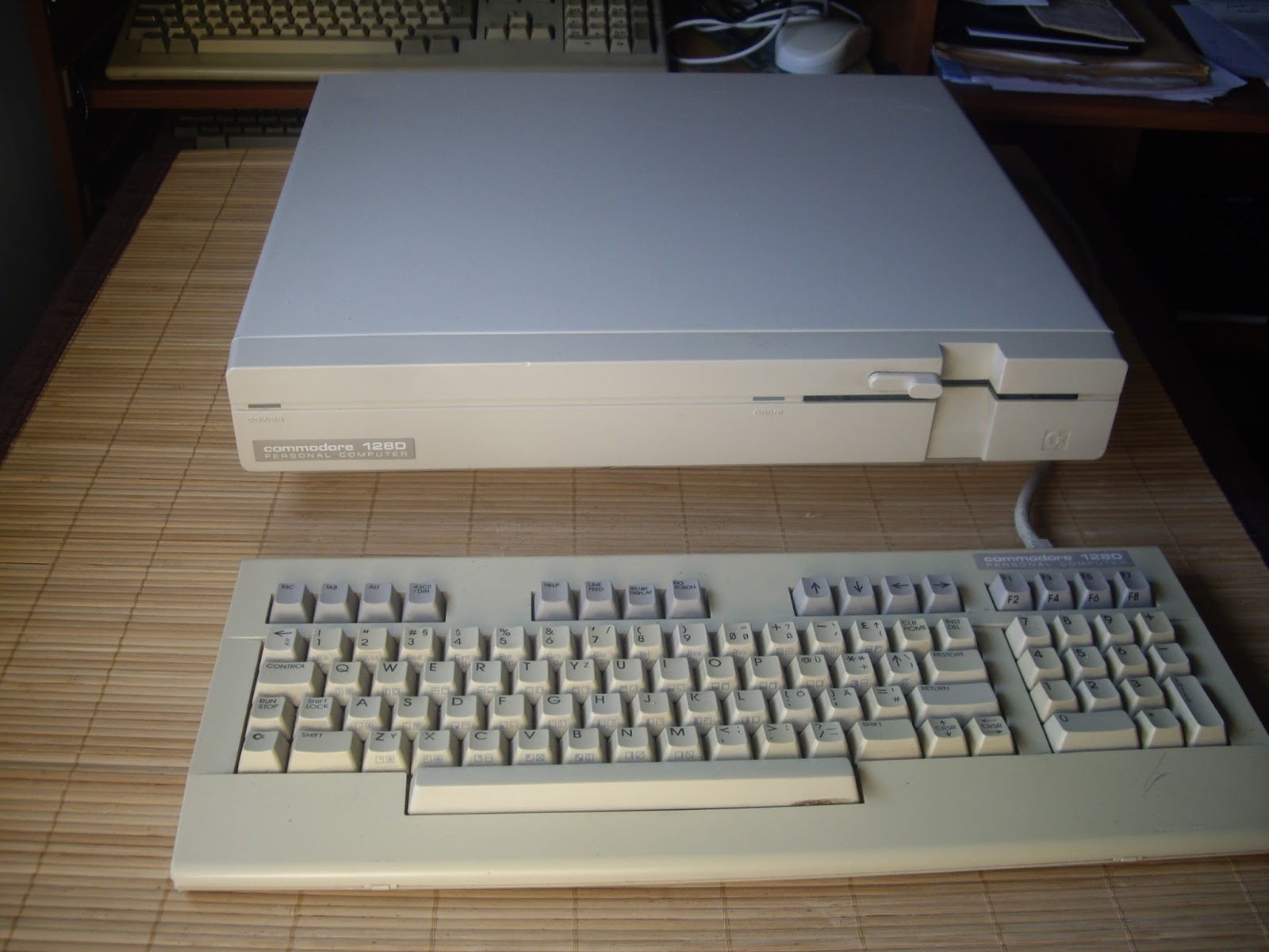 Retro Ordenadores Orty: Commodore 128DCR (1986) (teclado "qwerty" y ...