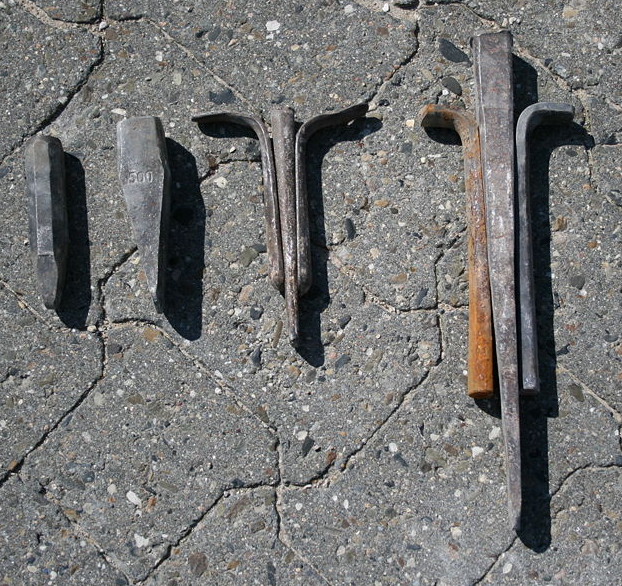 Drill & Split Rocks !: Wedges and Feathers versus Piston Rock splitters