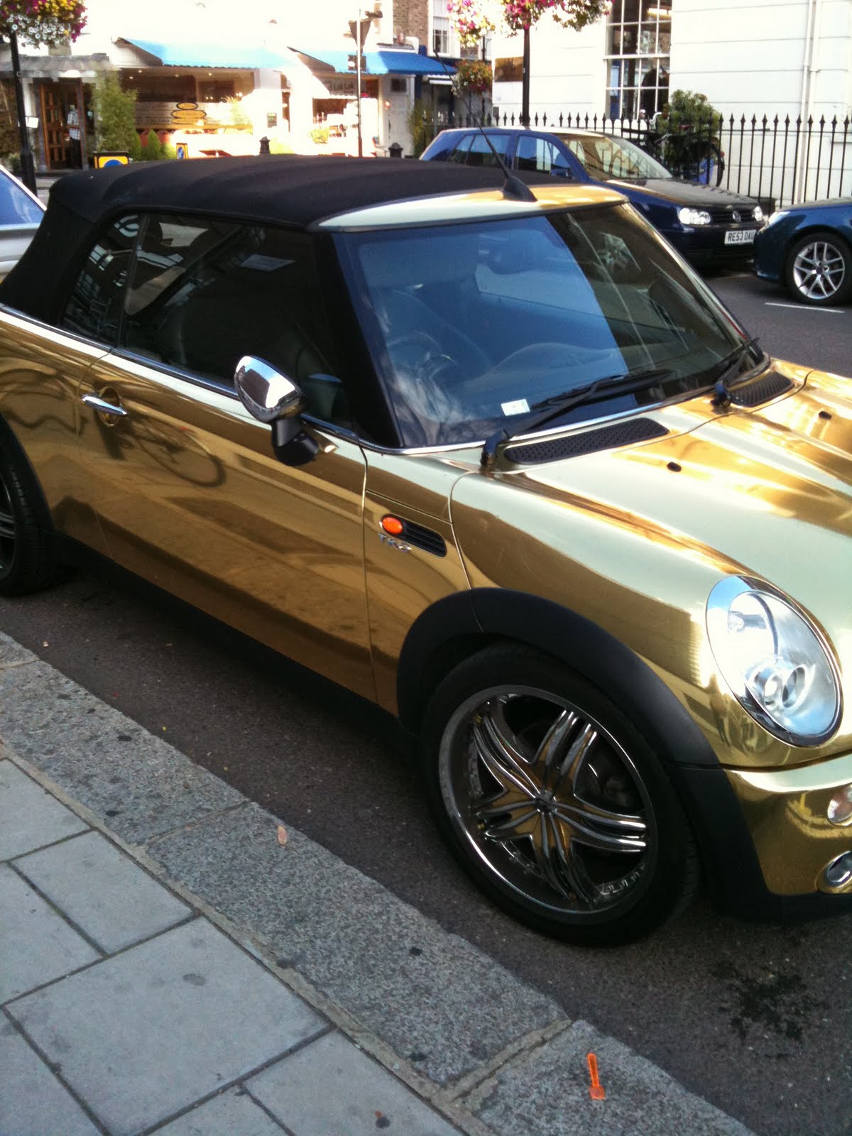 Mashmoom: Mini cooper in metalic gold