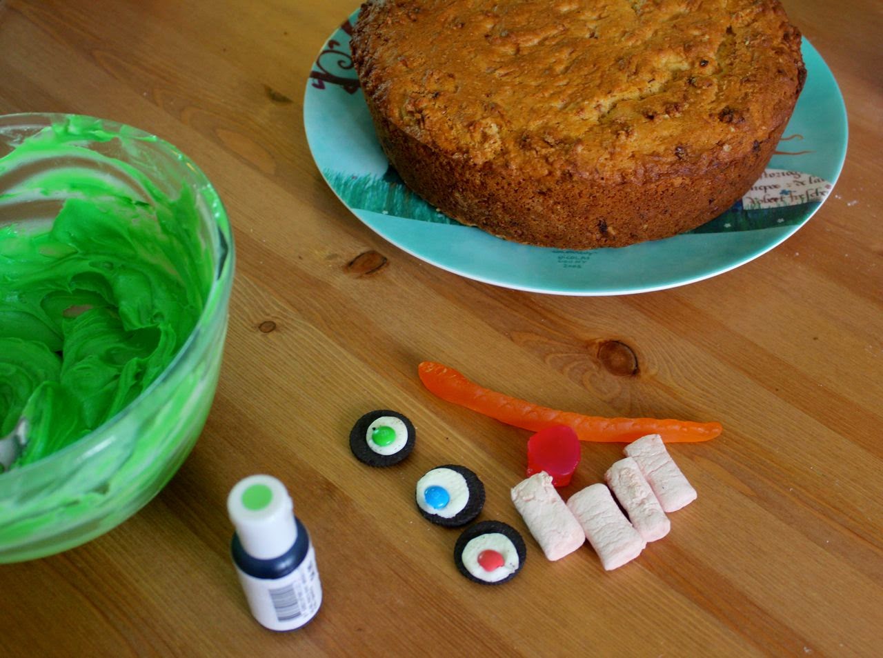 Green Gourmet Giraffe: Monster cake, monster rice krispies and the red ...