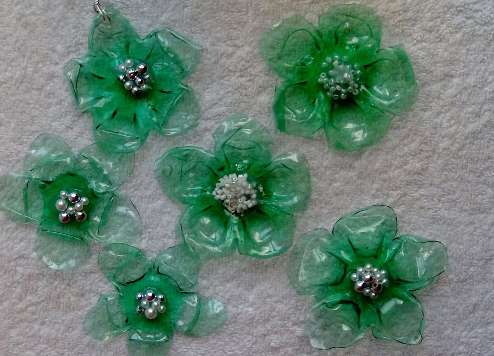 Flores hechas de botellas de plástico, aprende como se hacen y ayuda al ...