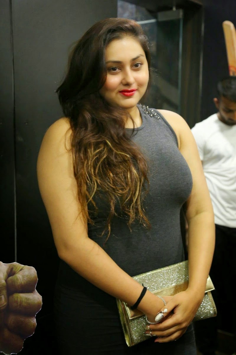 Tamil Unsatisfied Mallu Aunty Namitha With Skin Tigh Black Sckart Exposing Hd Images