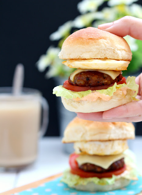 Skinless longganisa ( Filipino sausage ) and pan de sal ( Filipino ...