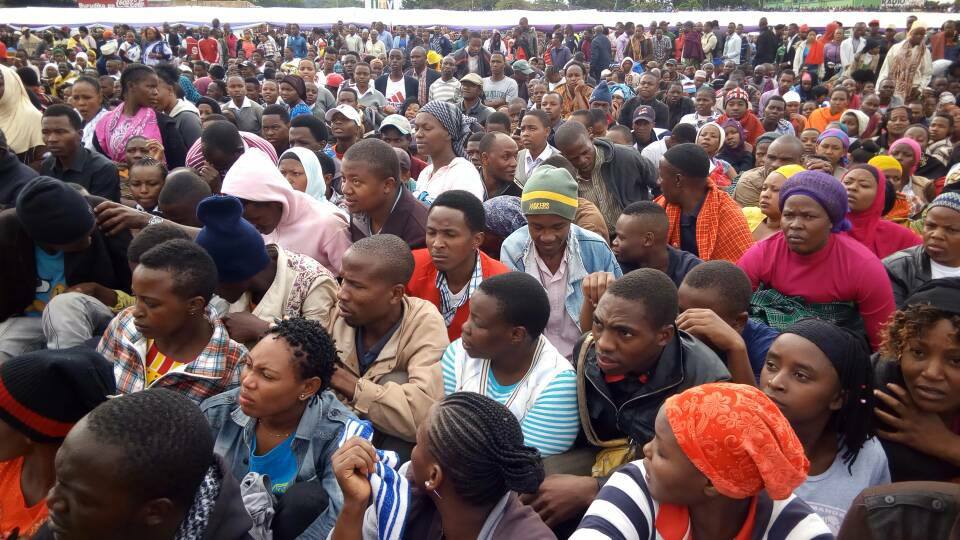 Picha: Umati Mkubwa wa Watu Umejitokeza Katika Uwanja wa Sheikh Amri ...