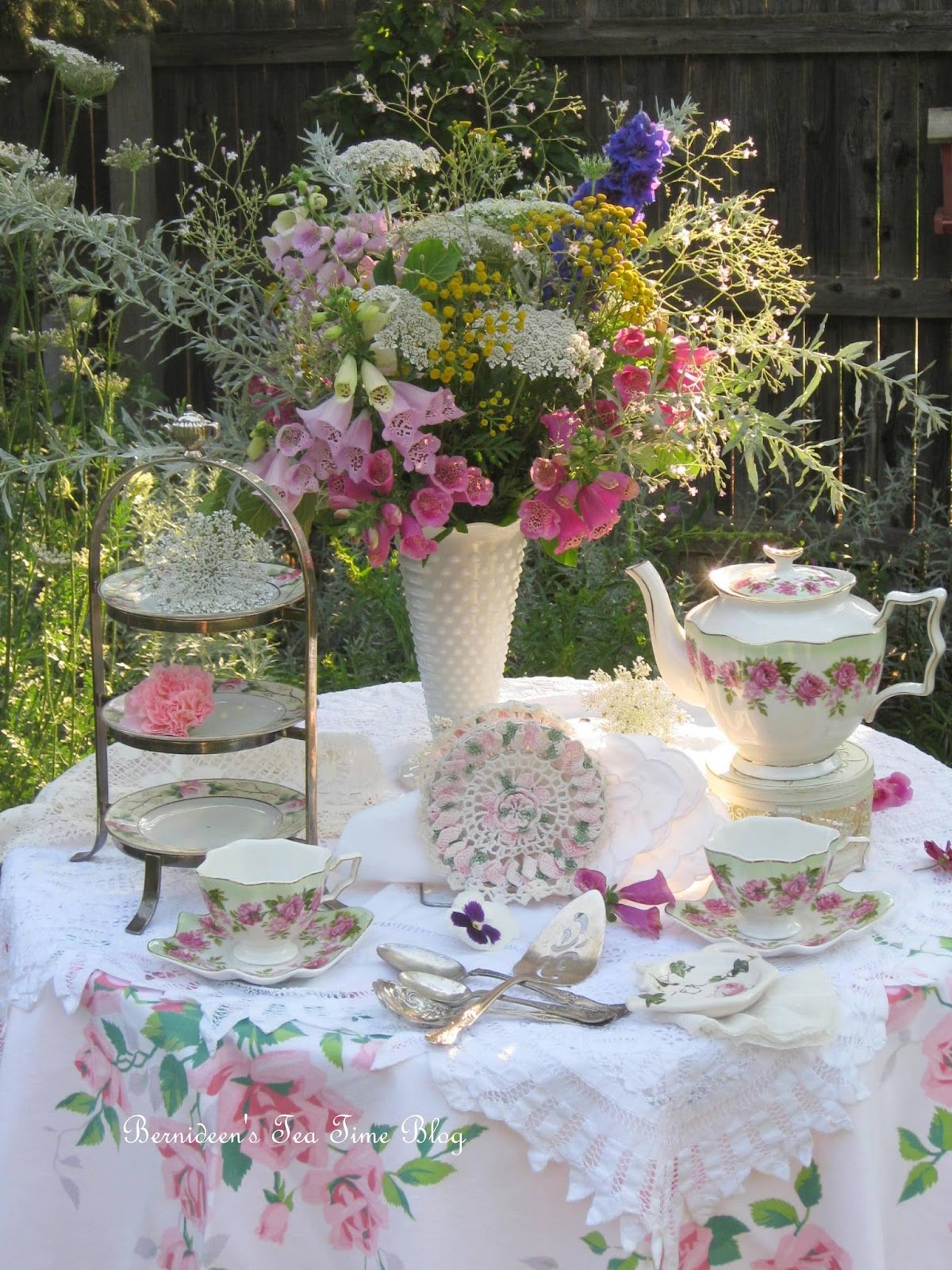Bernideen's Tea Time, Cottage and Garden: TEA IN THE GARDEN