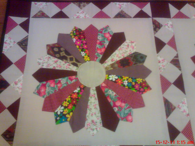 Mia's Creations: Dresden Plate Table Runner Finished