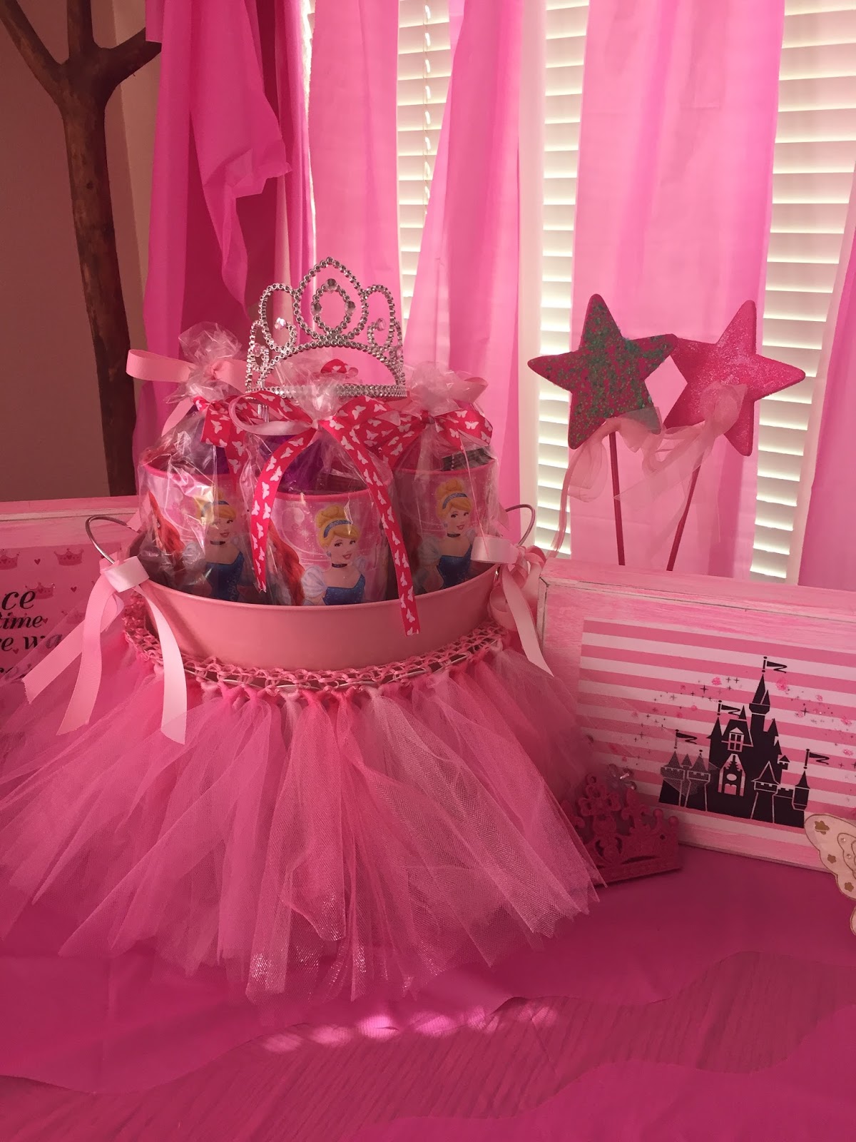 Freckles 'n' Family: Tutu For A Cupcake Stand