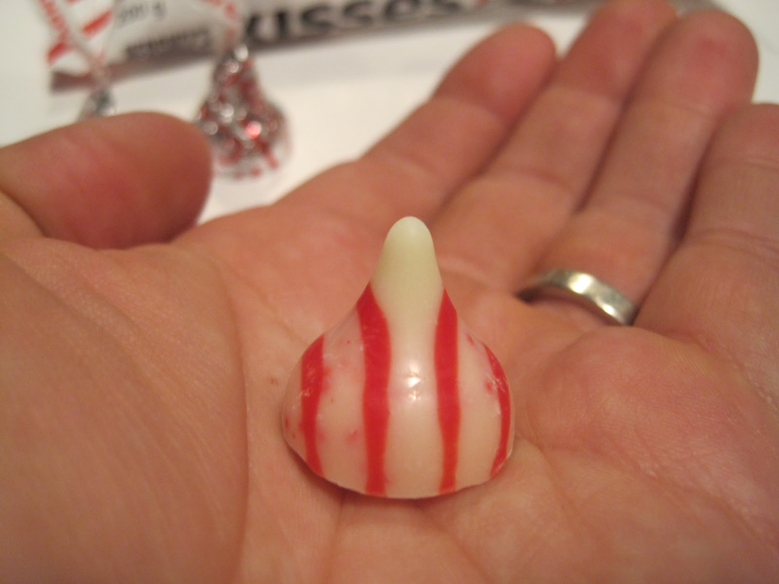 Walking The Candy Aisle: Hershey's Kisses Candy Cane review