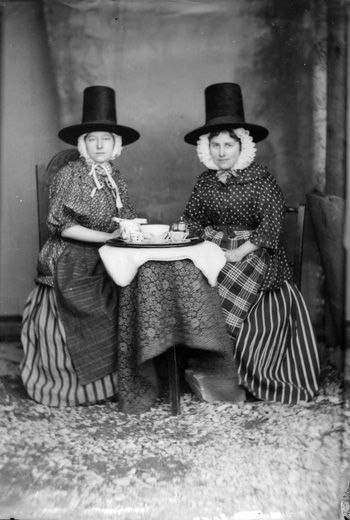 CABARET øf SPIRITS ~*~: between a ball of wool and sipping a cup of tea