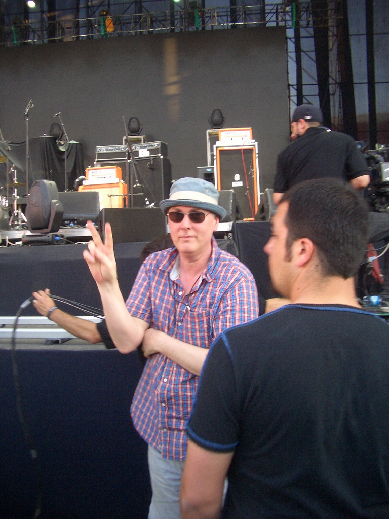 Chain Of Flowers: Tim Pope in Santiago