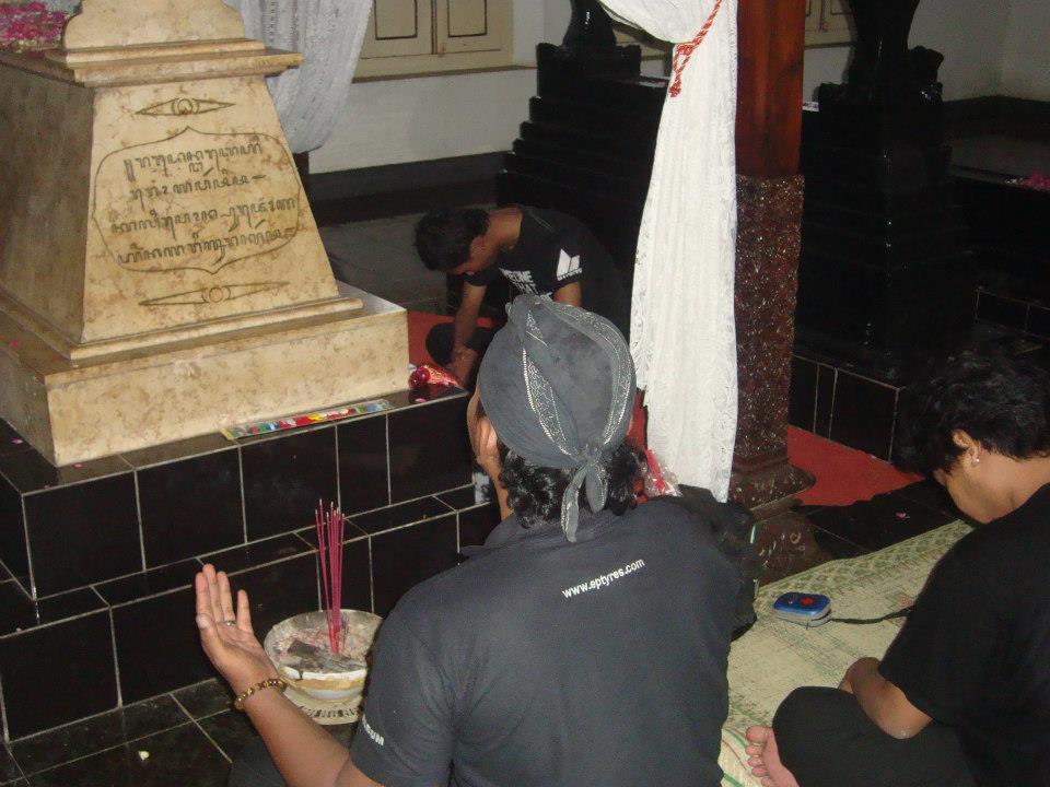 Bunda Ratu kidul-Ki Rekso Jiwo: Makam Raden Ngabehi Ronggo Warsito