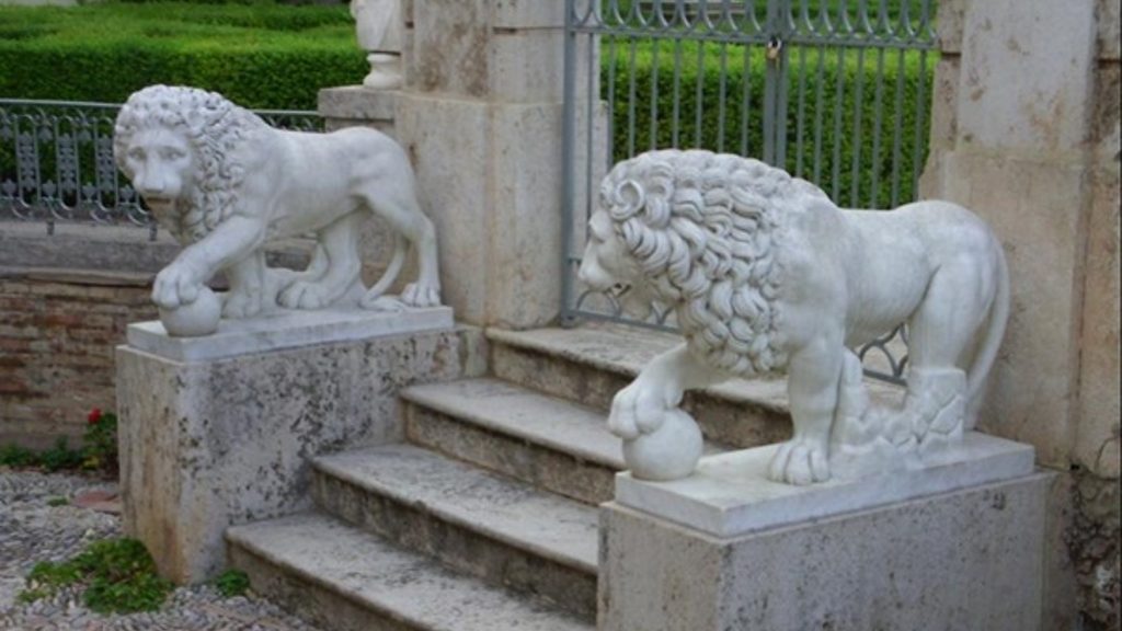 Lo que hace Ramón Triviño: La curiosa historia de los leones del Congreso