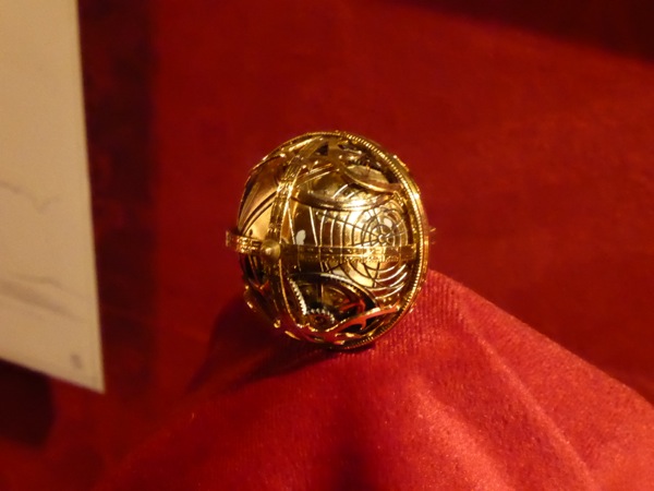 Hollywood Movie Costumes and Props: Mia Wasikowska's Alice Through the ...