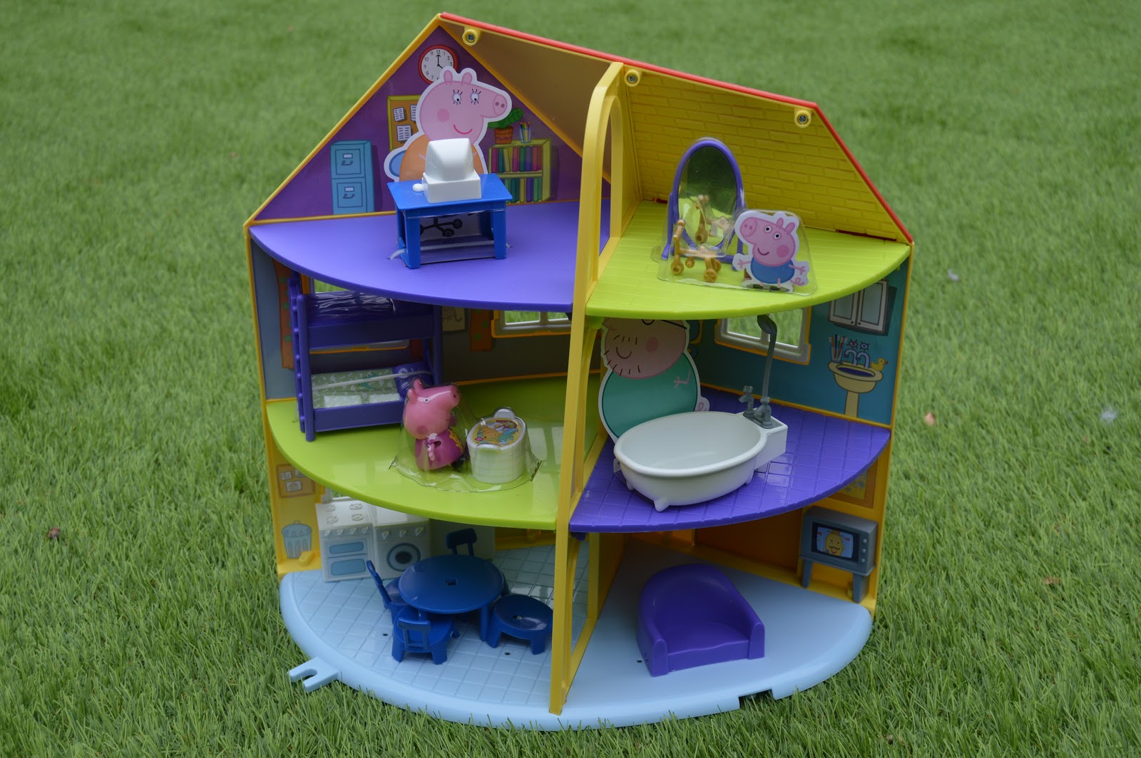 Playdays and Runways: Review - Peppa's Family Home