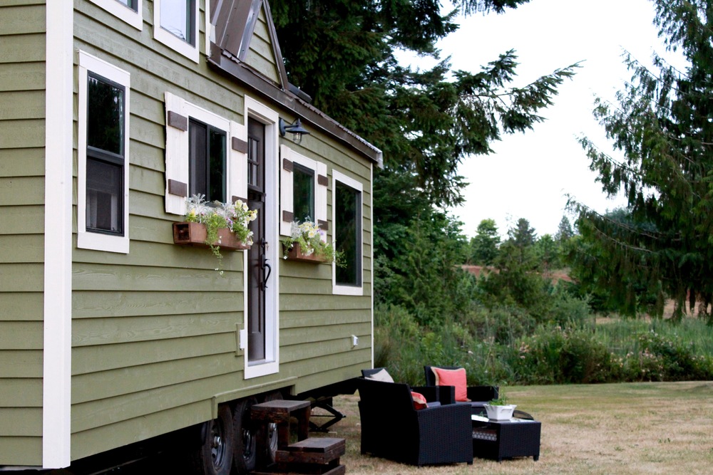 The Vintage Tiny House by Tiny Heirloom [ TINY HOUSE TOWN ]