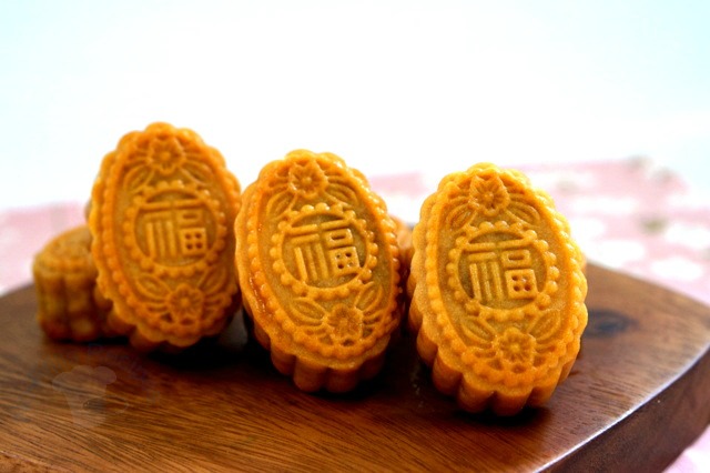 Red Bean Paste Mooncake ~ 红豆蓉月饼 (2016)