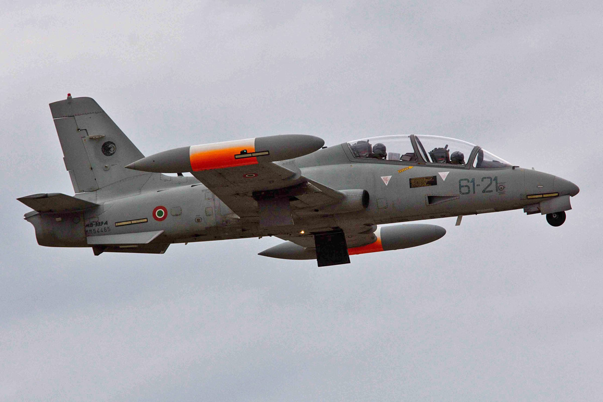 TENTANG MILITER: Training Airplane / Pesawat Latih Jet - MB-339