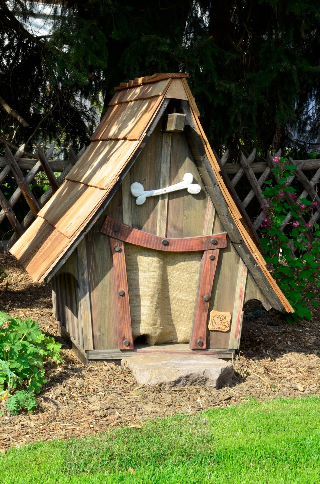 EXCLUSIVE: Hundehütte Rhubart - in märchenhafter Ausführung