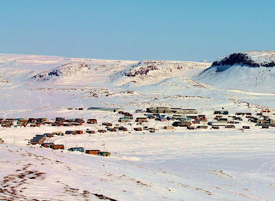 O LIVRO DE AREIA: Ulukhaktok (Holman), aldeia inuit com arte na llha de ...