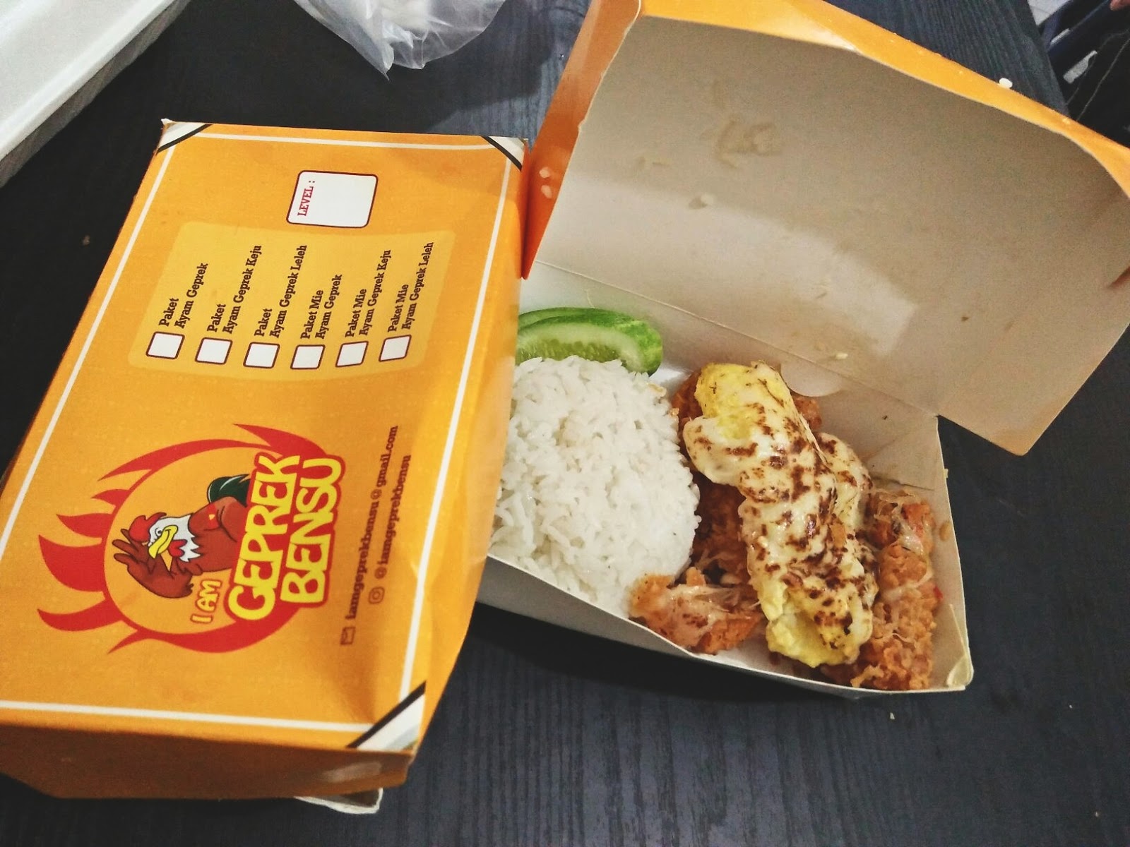 Berbagi Ilmu dan Pengalaman: REVIEW MAKANAN 4 : AYAM GEPREK BENSU MOZRELLA