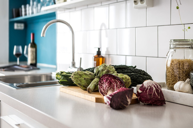 my scandinavian home: A lovely Swedish kitchen with blue accent