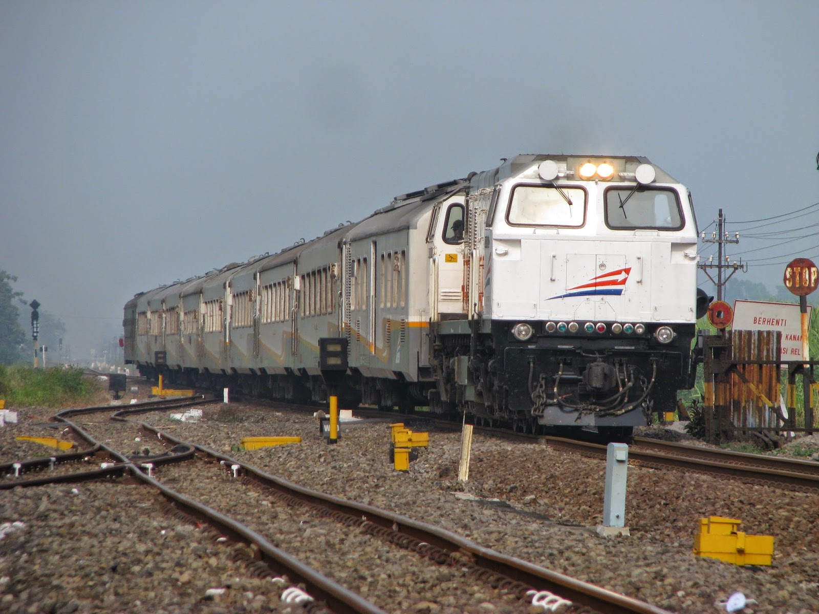 Kereta Api Indonesia: Rangkaian Bangunkarta Melintas Langsung di ...