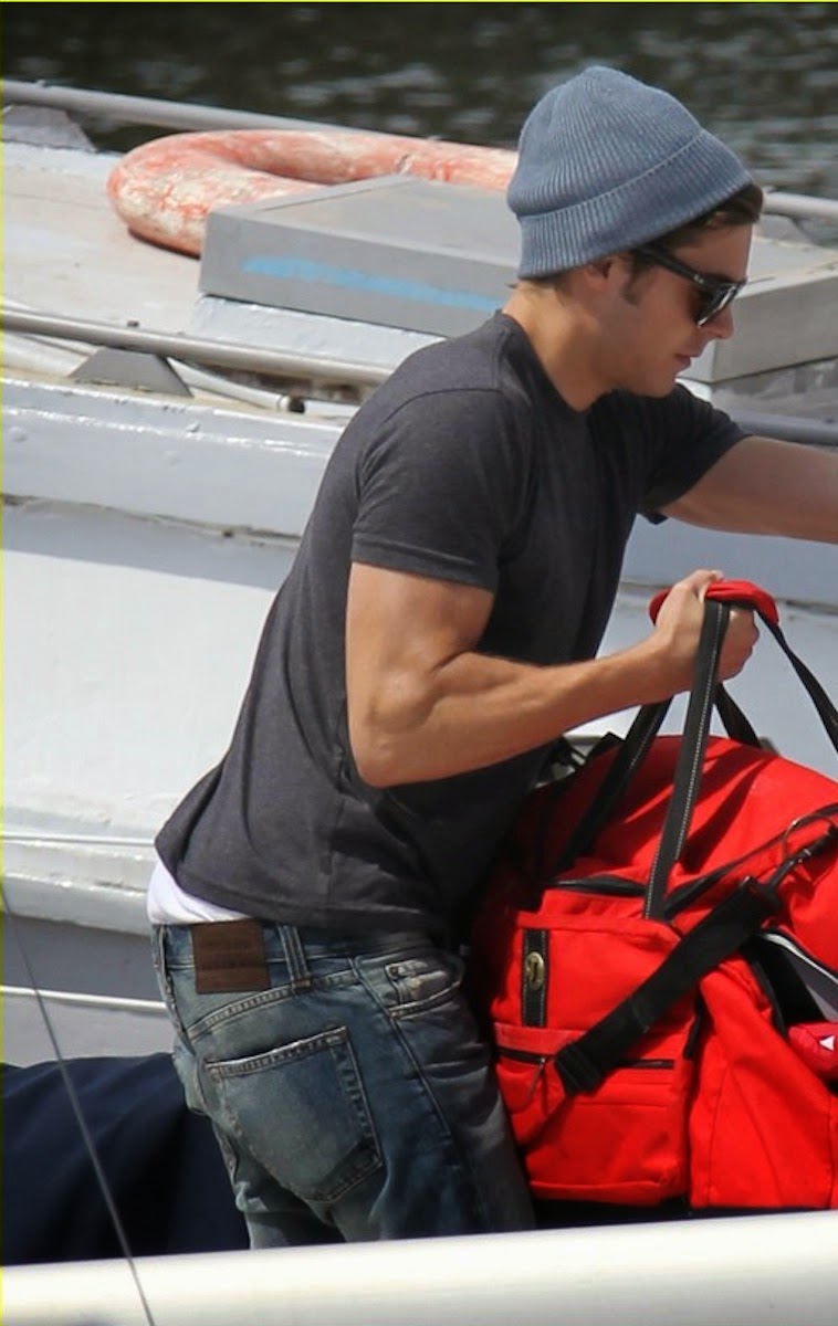 Celeb Saggers: Zac Efron Sagging White Calvin Kleins