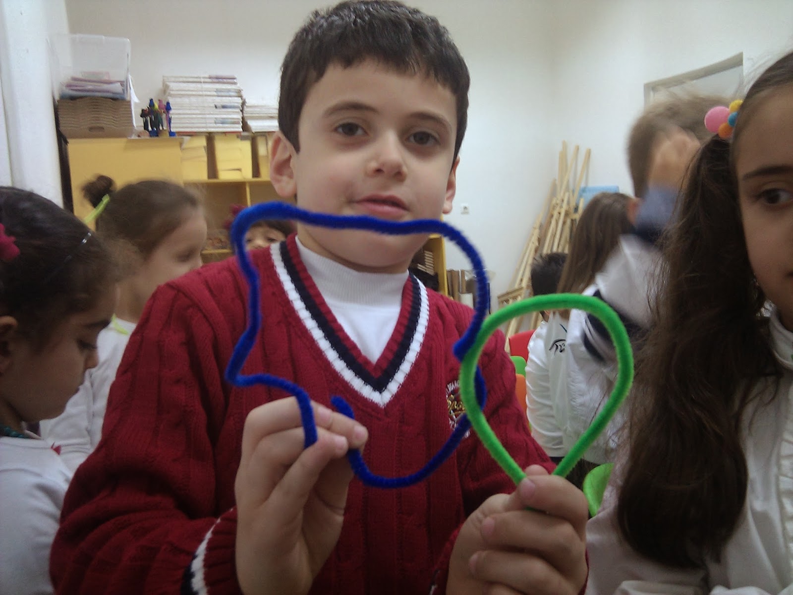 Renkli Çiçekler Sınıfı: Şönil ile Yaratıcı Faaliyetler