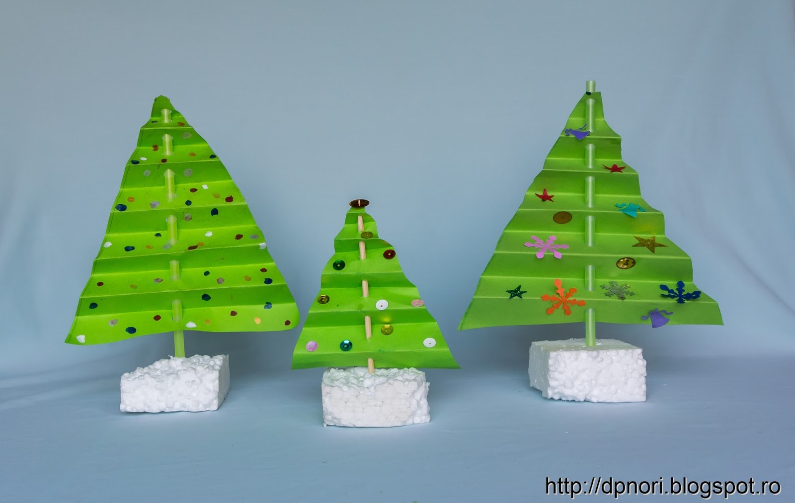 .printre nori: Bradut de Craciun din hartie- variante simple pentru copii