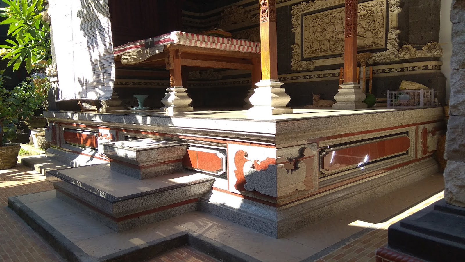 Renovasi Bale Dangin dan Bale Gong Menggunakan Granit Alam