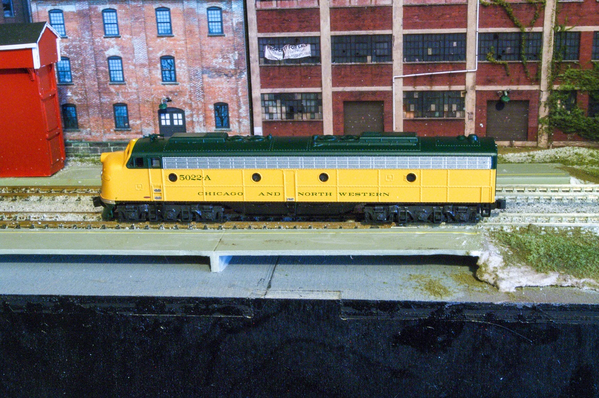 Model Railroad Miscellany: The Kato N C&NW Bi-Level 400