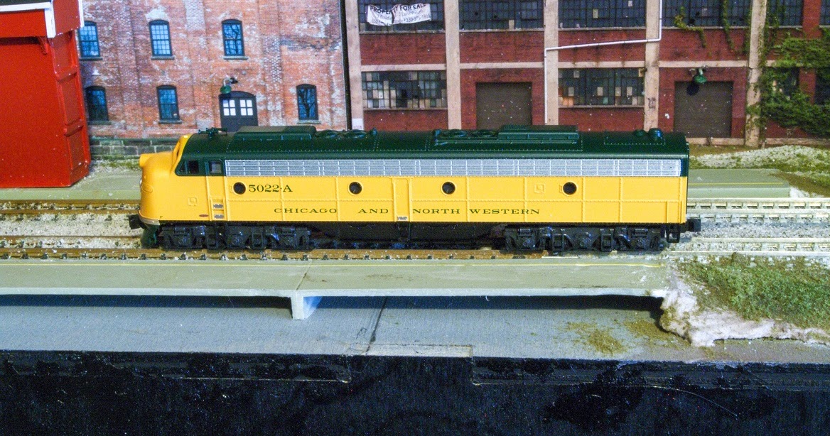 Model Railroad Miscellany: The Kato N C&NW Bi-Level 400