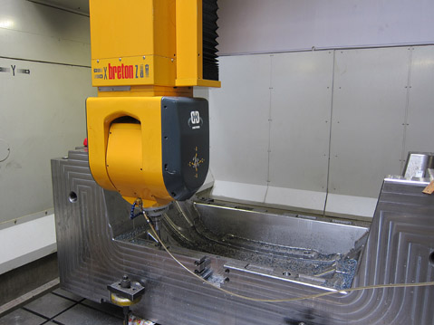 Centri di lavoro Breton MATRIX 800 e 1000 mentre lavorano stampi ...