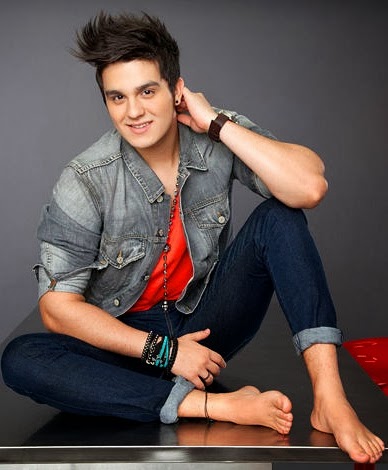FAMOUSFEET: Luan Santana