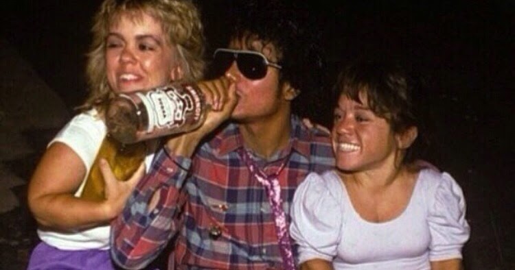 Michael Jackson drinking vodka and chilling with 2 midgets, ca. 1980s ...