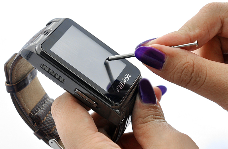 Handphone Jam Dengan Layar 1,8 Inci dan Tali Kulit - Didno76.com