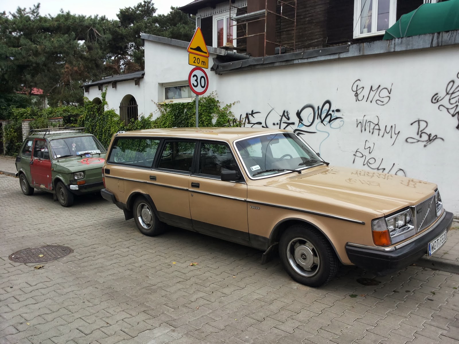 Old Parked Cars Warsaw: Saturday double shot:FSM 126p & Volvo 240D
