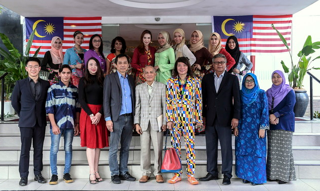 Bernamaians...: Kebaya jadi perhatian di Wisma Bernama,,,