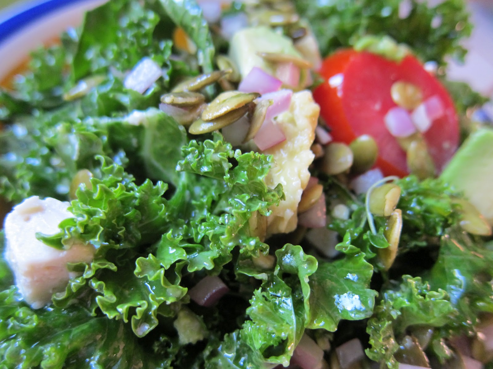 WholeFoodVegan: Green Kale Salad with Roma Tomatoes and Pepitas