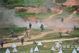 China Defense Blog: Photos of the day: The assault of a 9-man PLA ...