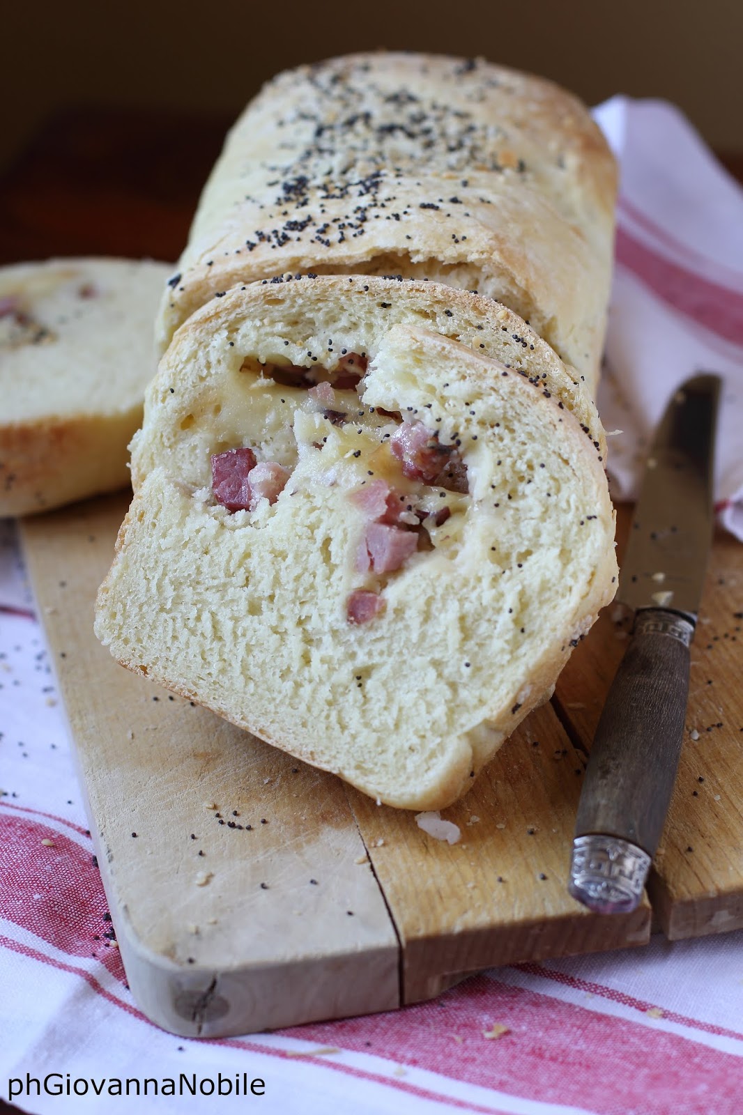 Pane farcito con lardomagro Lenti, scamorza e nocciole - la cuoca eclettica